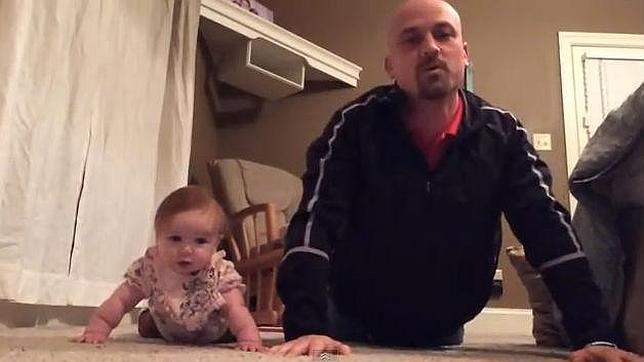 Así hace flexiones la bebé Lilly Ann