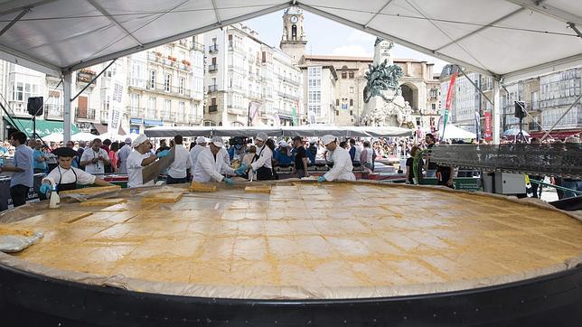 Vitoria consigue el récord de la tortilla de patata más grande del mundo