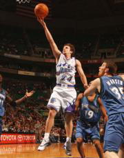 Primer destello de Raúl López en la NBA