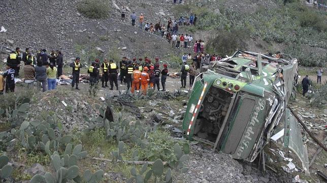 Al Menos 24 Muertos Tras Caer Un Autobús Por Un Barranco En Perú