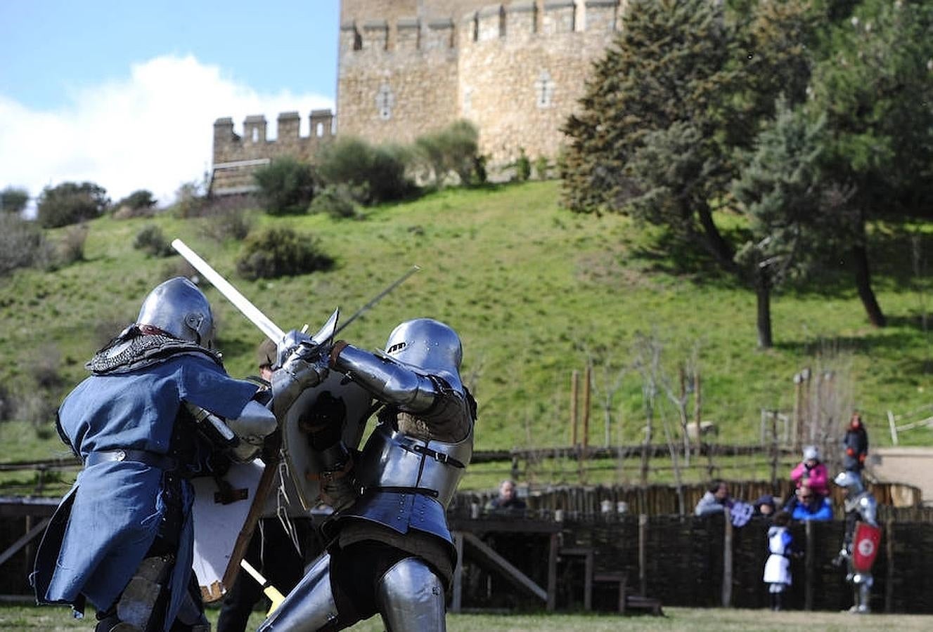 Espectacular entrenamiento de lucha medieval en el Castillo de ...
