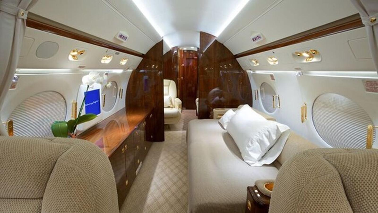 El lujoso jet privado que Julio Iglesias rebaja de 28 a 17 millones, al ...