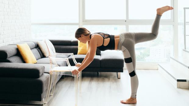 10 ejercicios con silla para ponerte en forma en casa