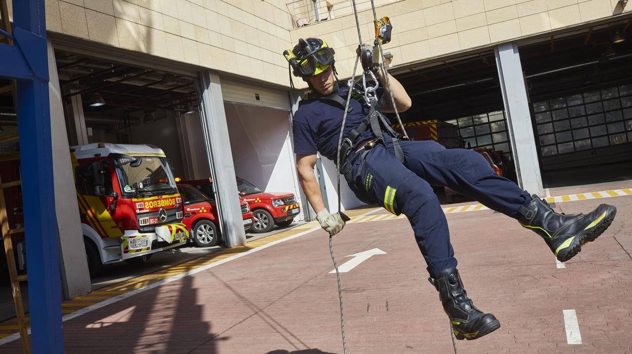 El día a día de los bomberos de Madrid: «En el Parque somos como una ...