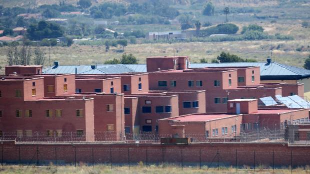 Denuncian la agresión con palos de escoba a un funcionario en la cárcel ...