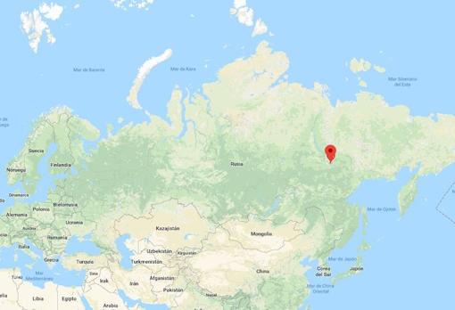 Niños luchan contra los fuertes vientos en Yakutsk, Rusia