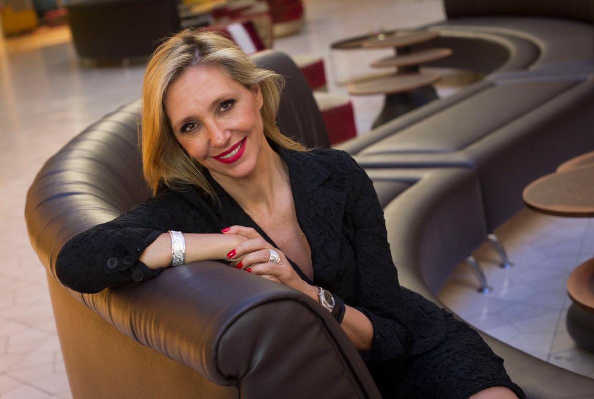 A menos de cinco centímetros... de Marta Robles