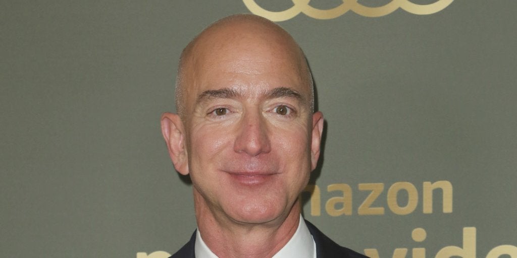 Jeff Bezos no podrá estrenar este verano su lujoso y polémico yate
