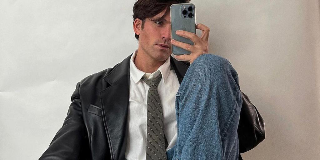 Según Instagram, la corbata ahora se lleva con vaqueros